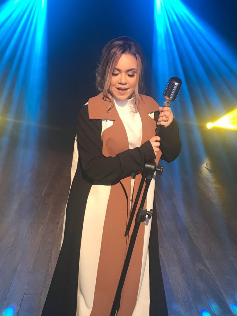Sarah Farias usa palco de teatro para gravar novo clipe | Fé | Pleno.News