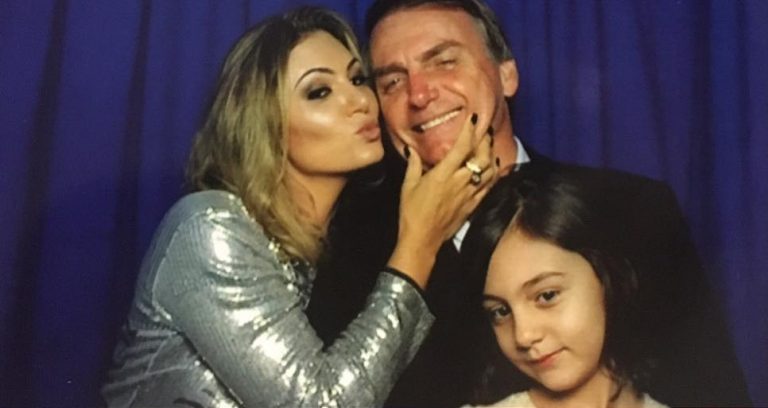 Filha de Bolsonaro completa 8 anos e recebe homenagem | Comportamento ...