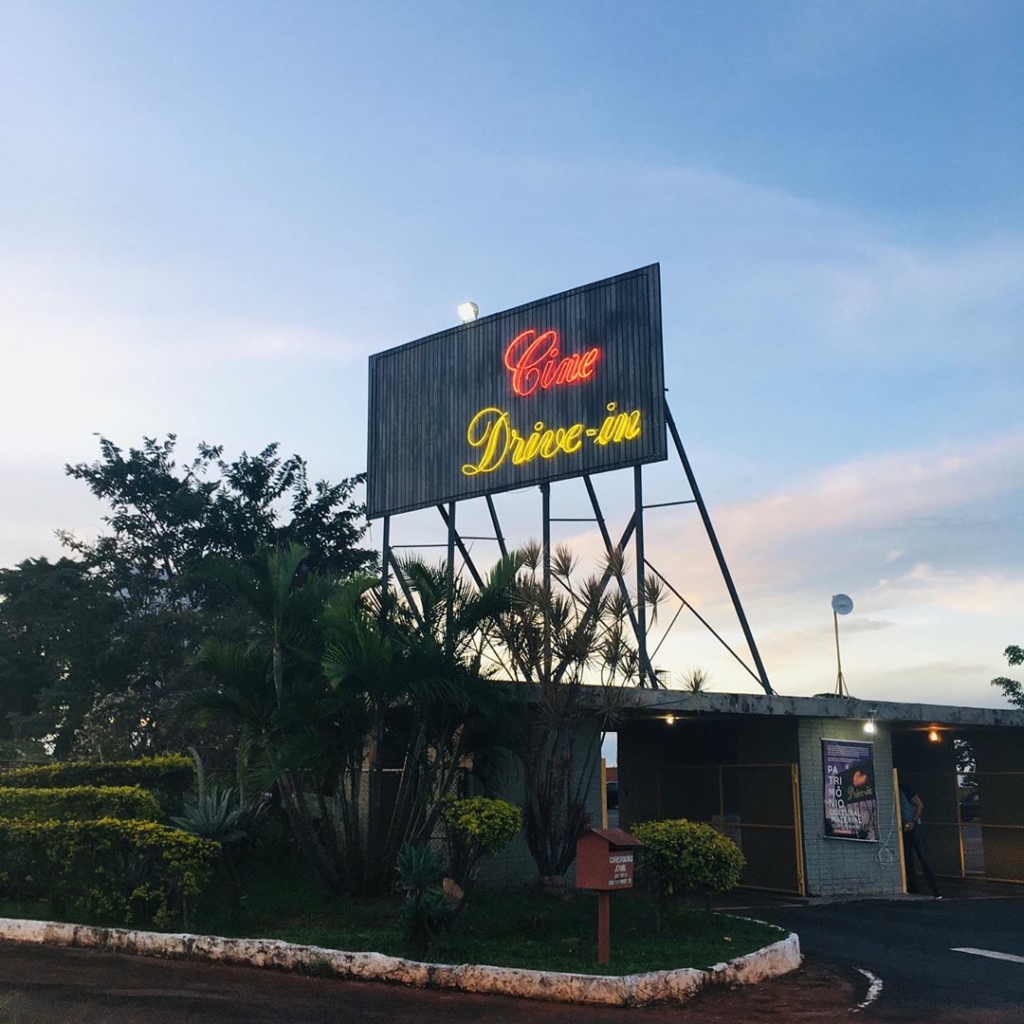 Covid-19: Último cine drive-in do Brasil suspende exibições ...